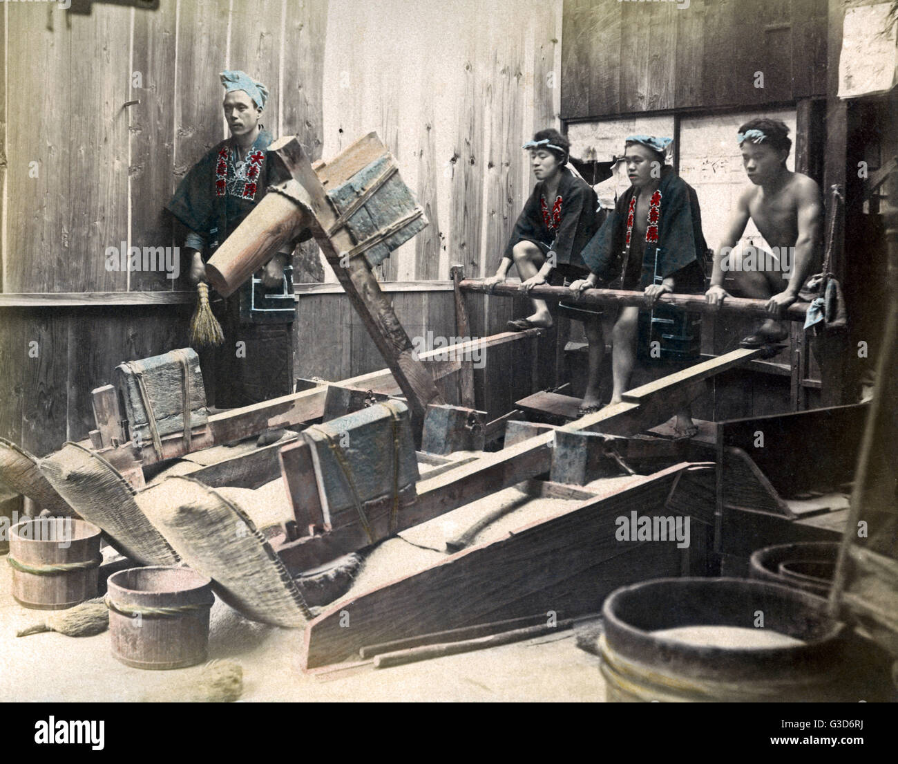 Stampfen von reis -Fotos und -Bildmaterial in hoher Auflösung – Alamy