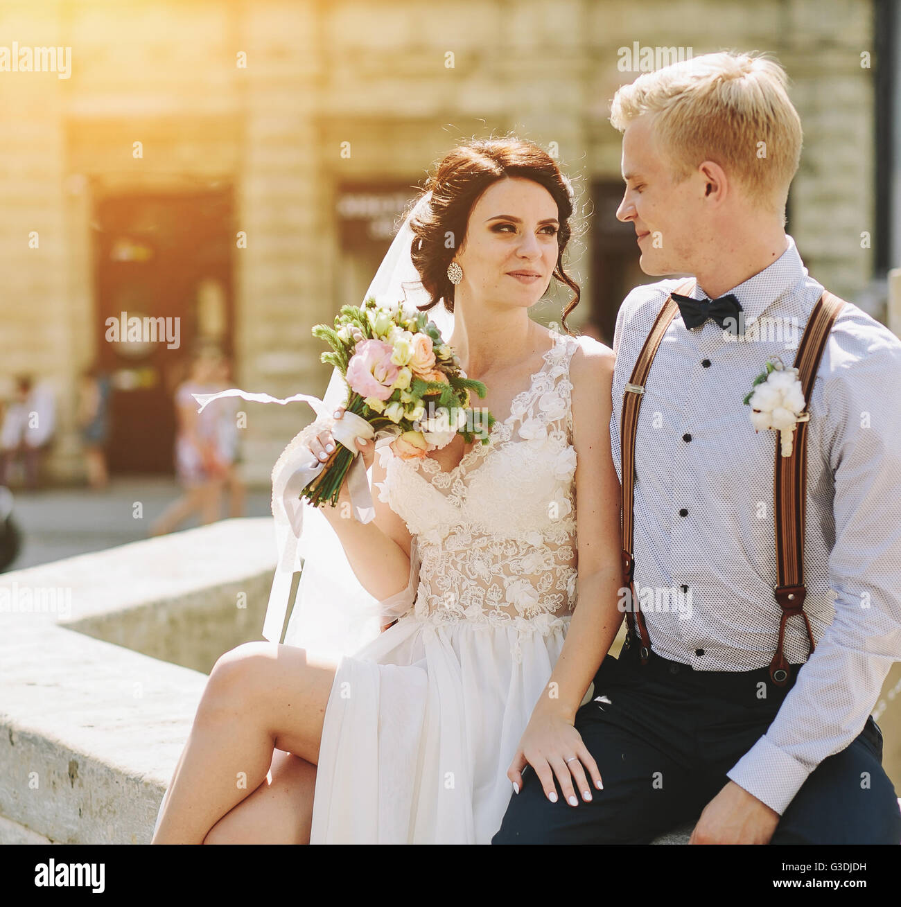 Braut und Bräutigam posiert am Brunnen Stockfotografie - Alamy