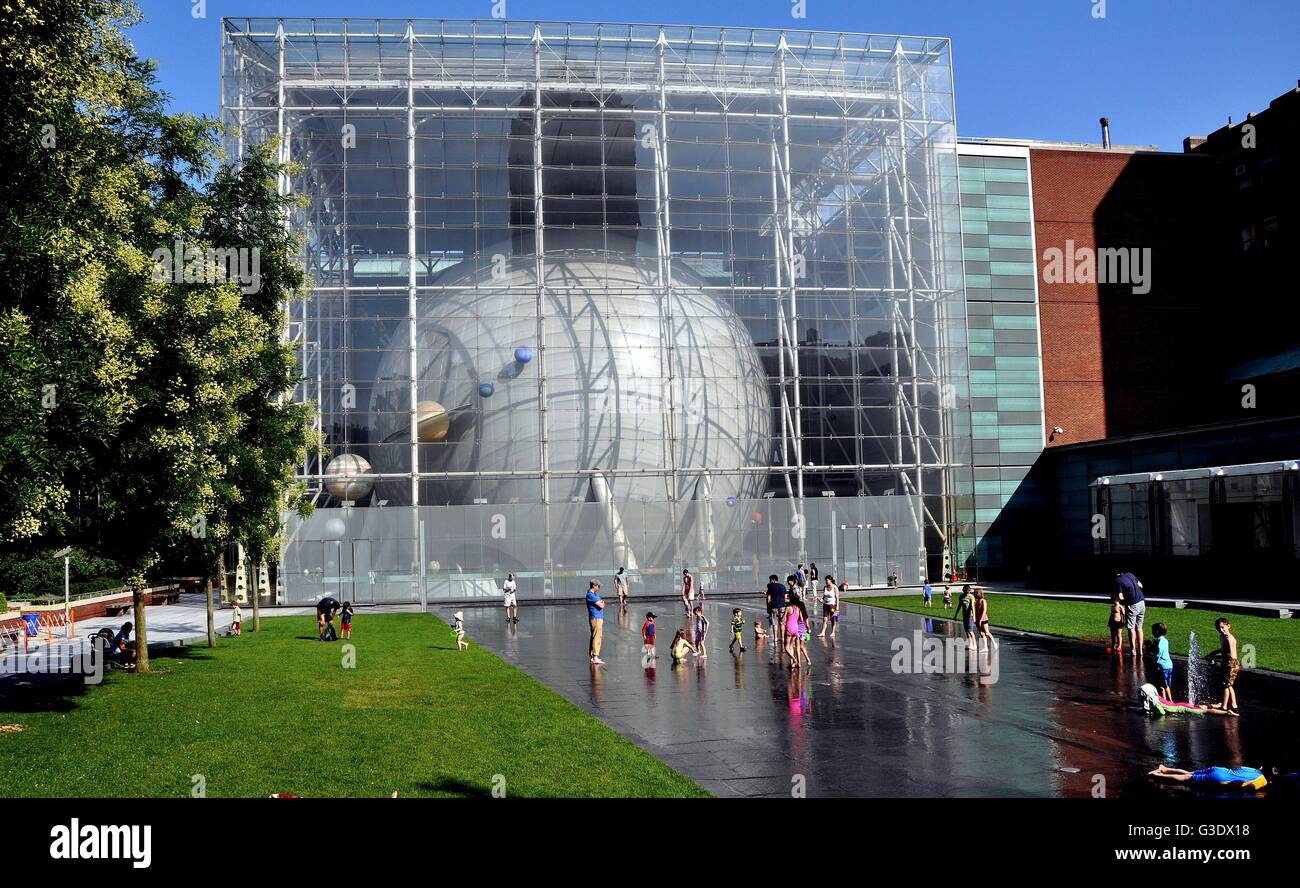 New York City: Das Hayden Planetarium und Arthur Ross Terrasse am ... New York City: Das Hayden Planetarium und Arthur Ross Terrasse am ...