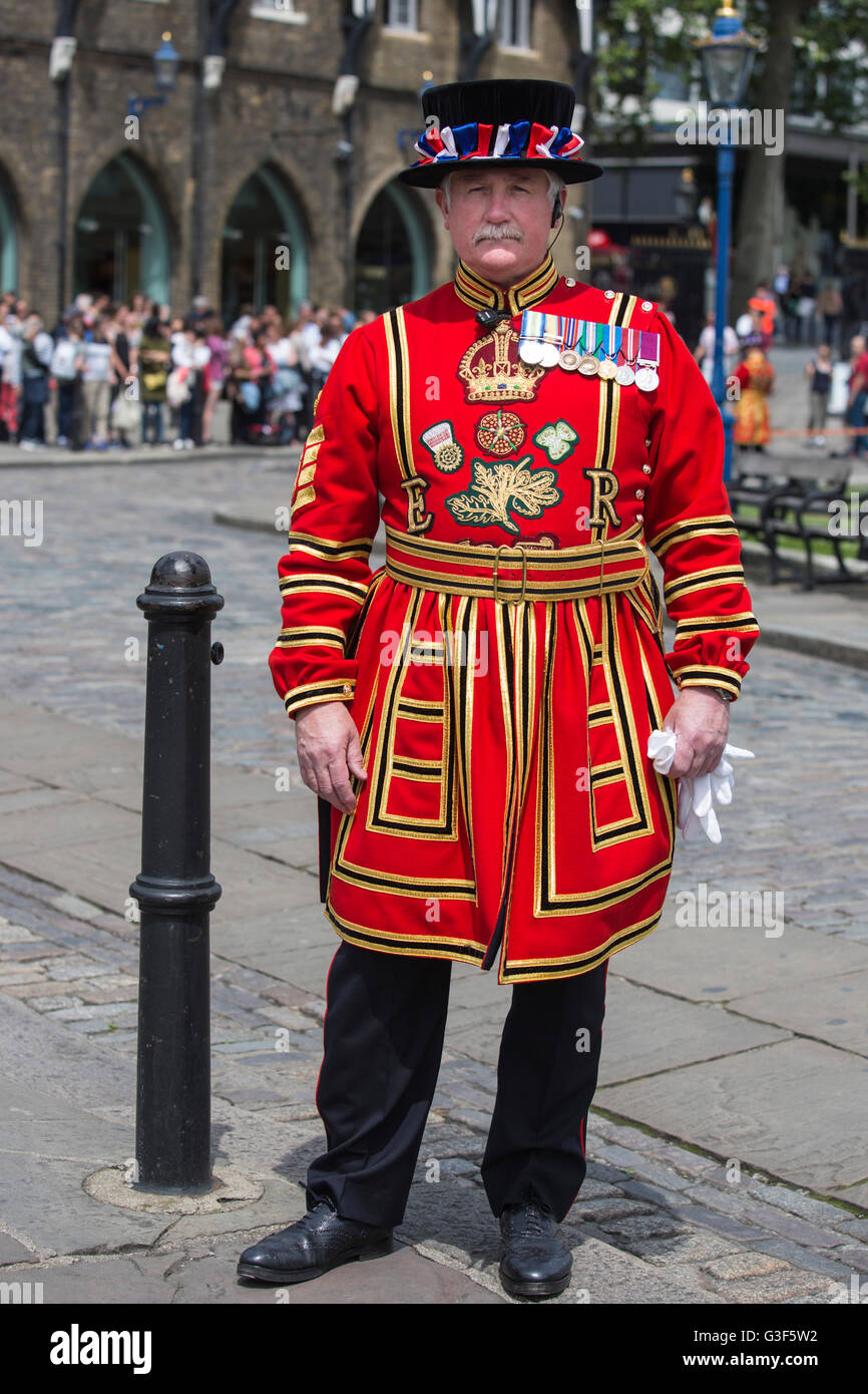 Yeoman Warder, auch bekannt als Beefeater, der Tower of London ...