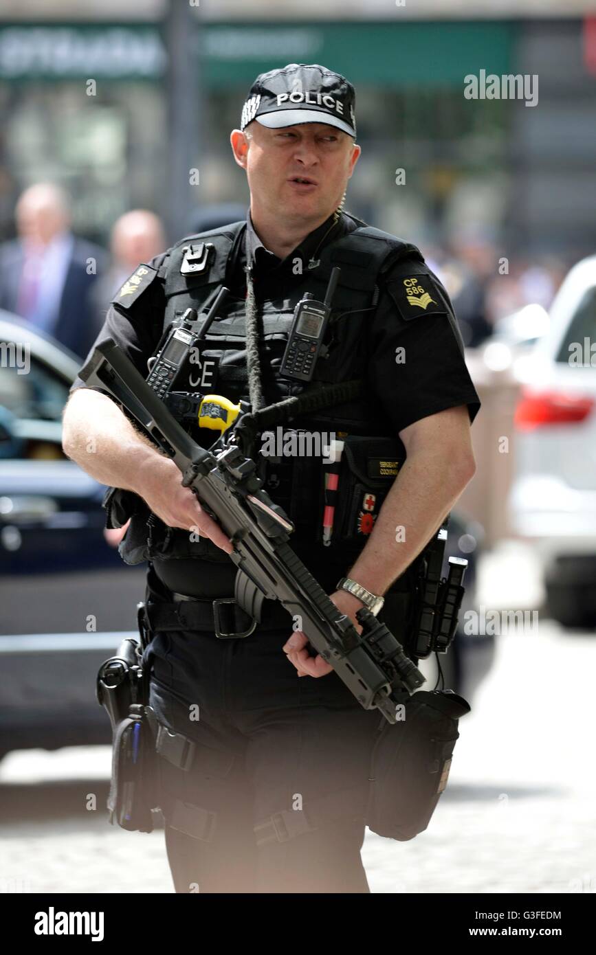 London polizeiwaffen -Fotos und -Bildmaterial in hoher Auflösung – Alamy