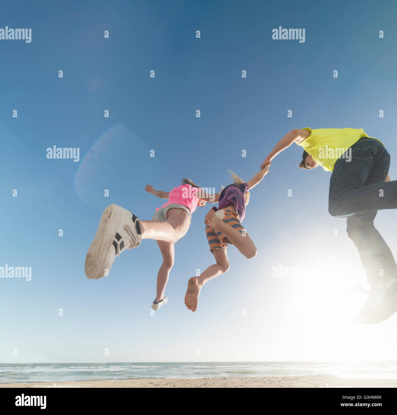 Junge ins meer springen -Fotos und -Bildmaterial in hoher Auflösung – Alamy