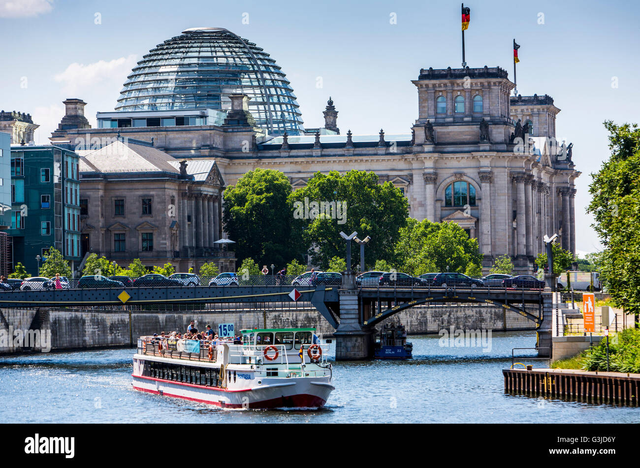 Sightseeing-Boot auf dem Fluss Spree, Berlin, Deutschland, den ...