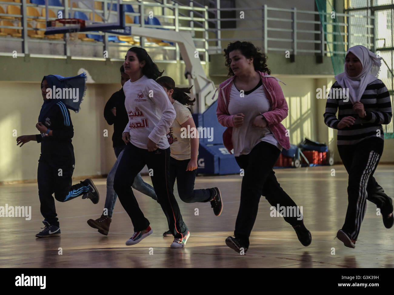 Gaza, Gaza. 11. April 2016. Mädchen training Basketball im Gaza ...