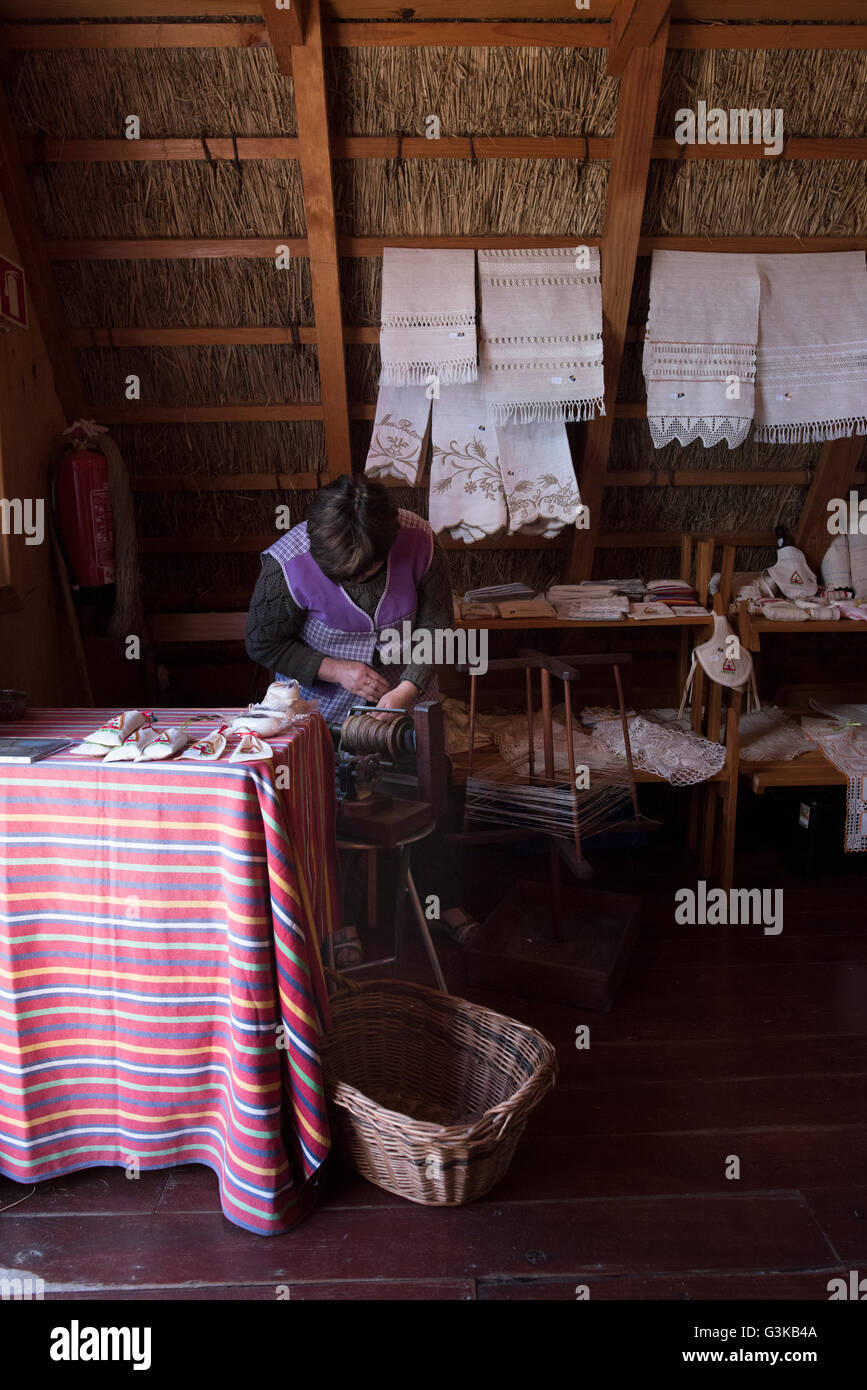 Dreieckiges haus -Fotos und -Bildmaterial in hoher Auflösung – Alamy