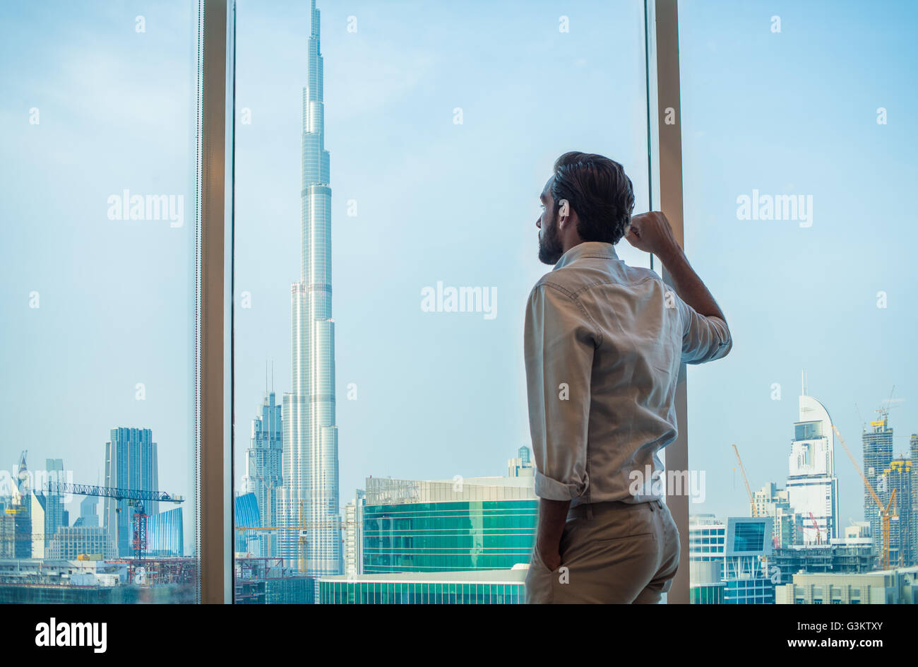 View burj khalifa through window -Fotos und -Bildmaterial in hoher ...