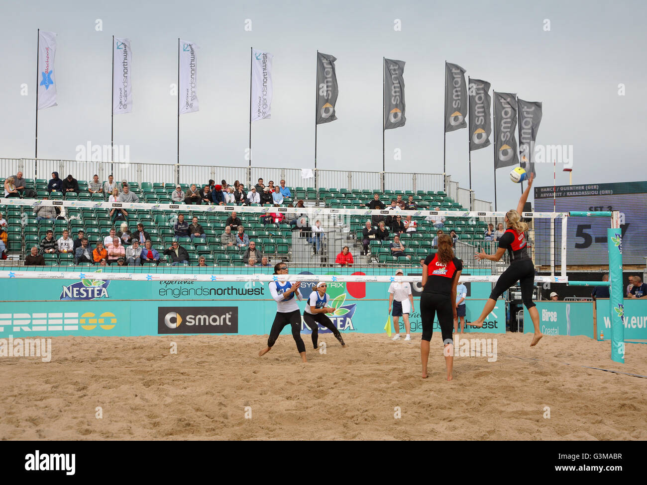 Damen-Spiel im Gange bei den Welt-Beach-Volleyball-Meisterschaften ...