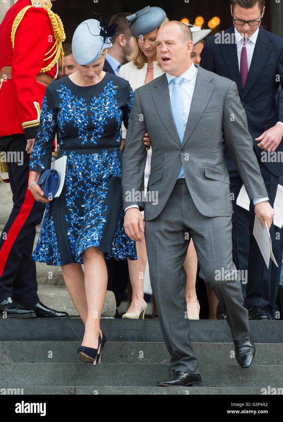 Mike Tindall und Frau Zara behandelnden HM The Queen es 90. Geburtstag ...