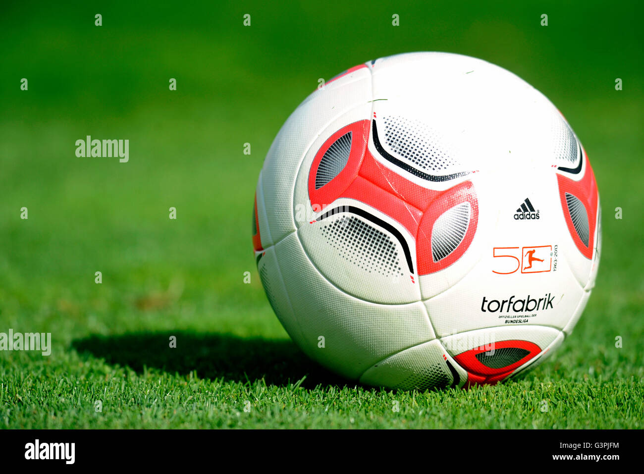 Soccer ball adidas torfabrik -Fotos und -Bildmaterial in hoher ...