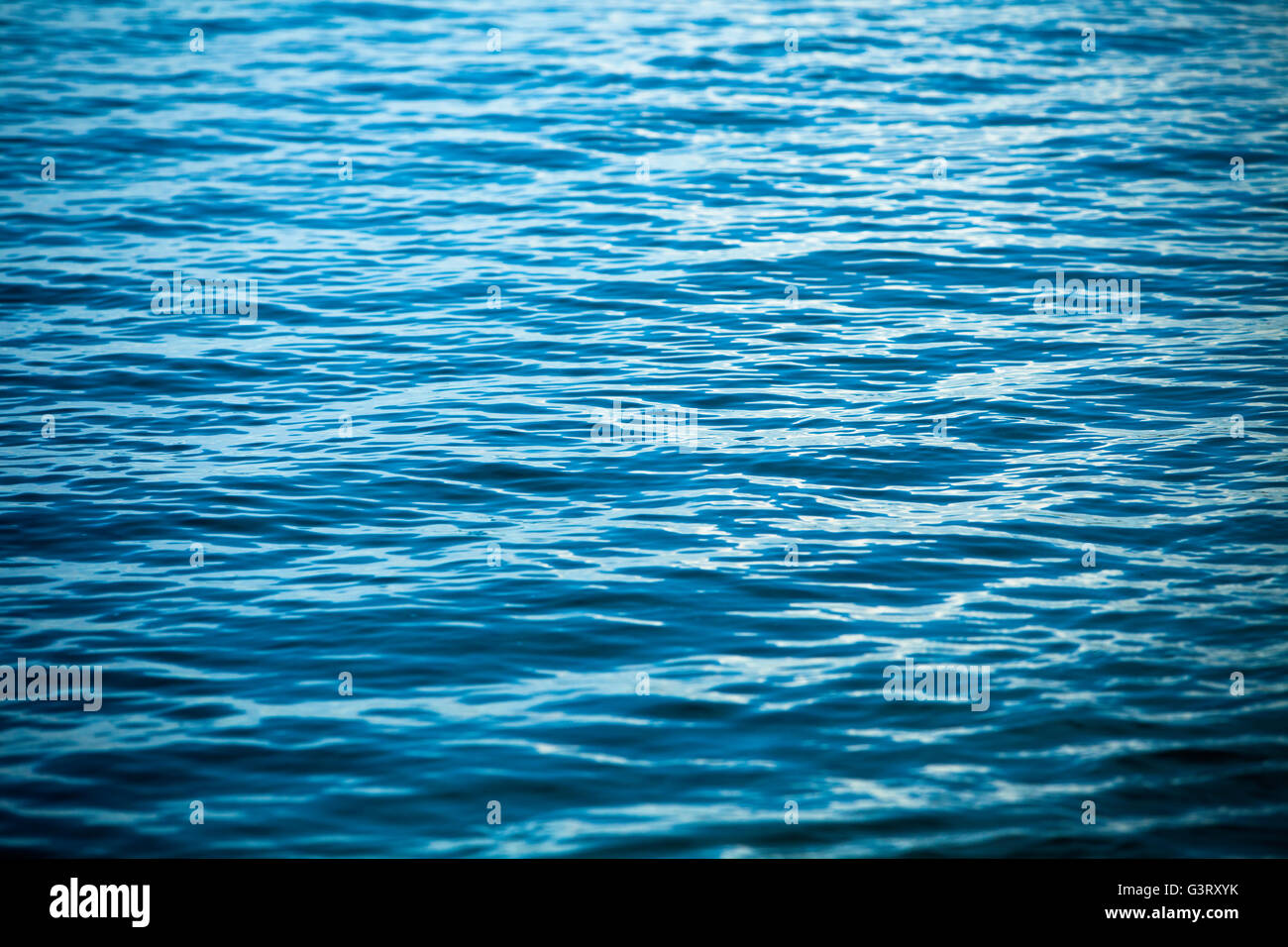 Nahaufnahme der Ozean, Wellen, Strand bei Sonnenuntergang oder ...