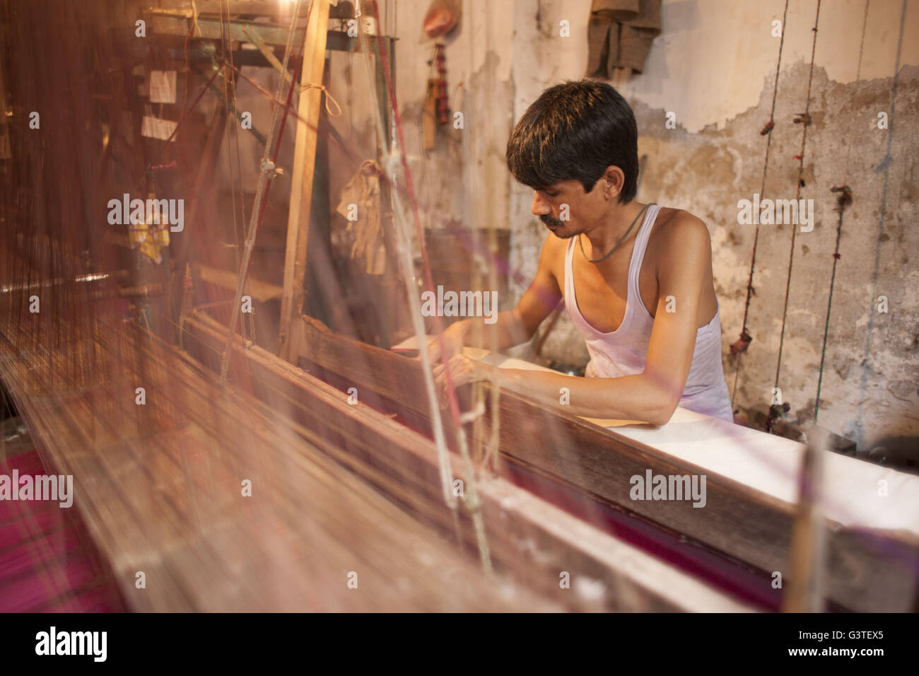 Handweber webt banarasi saree -Fotos und -Bildmaterial in hoher ...