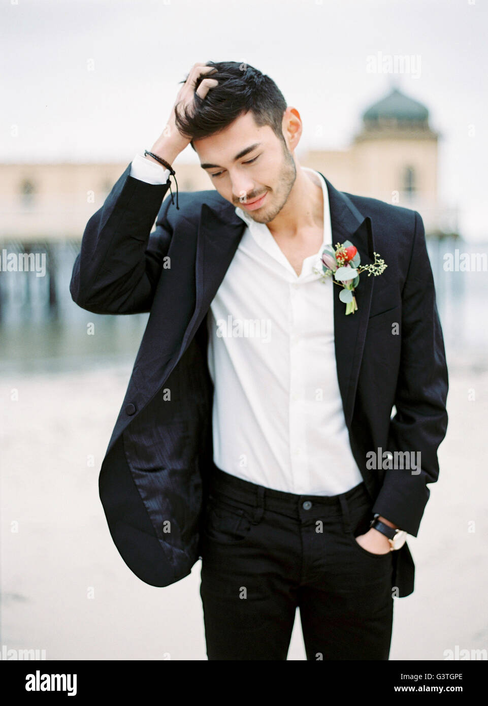 1 man black suit -Fotos und -Bildmaterial in hoher Auflösung – Alamy