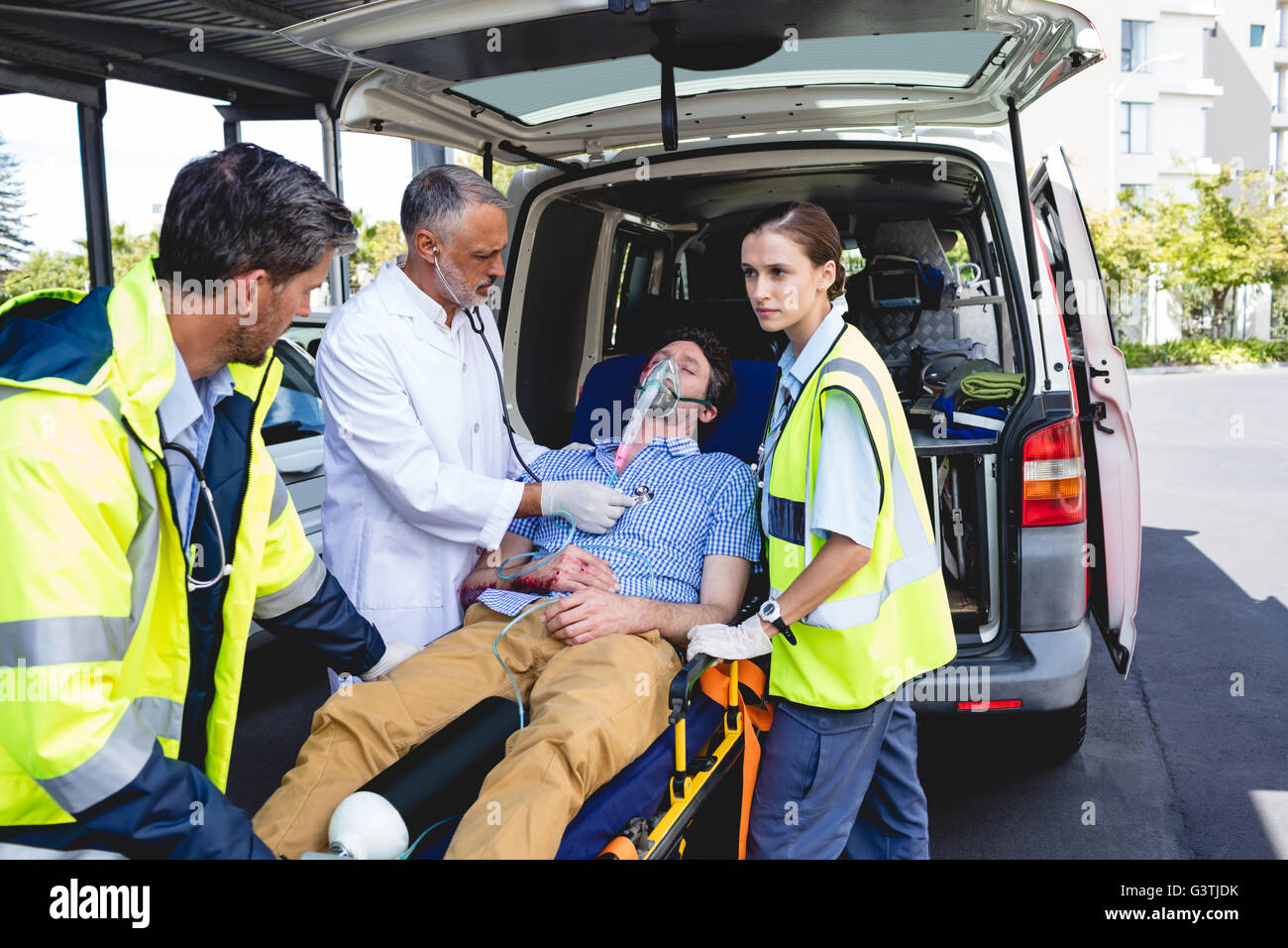 Verletzten Mann mit Krankenwagen Männer Stockfotografie - Alamy