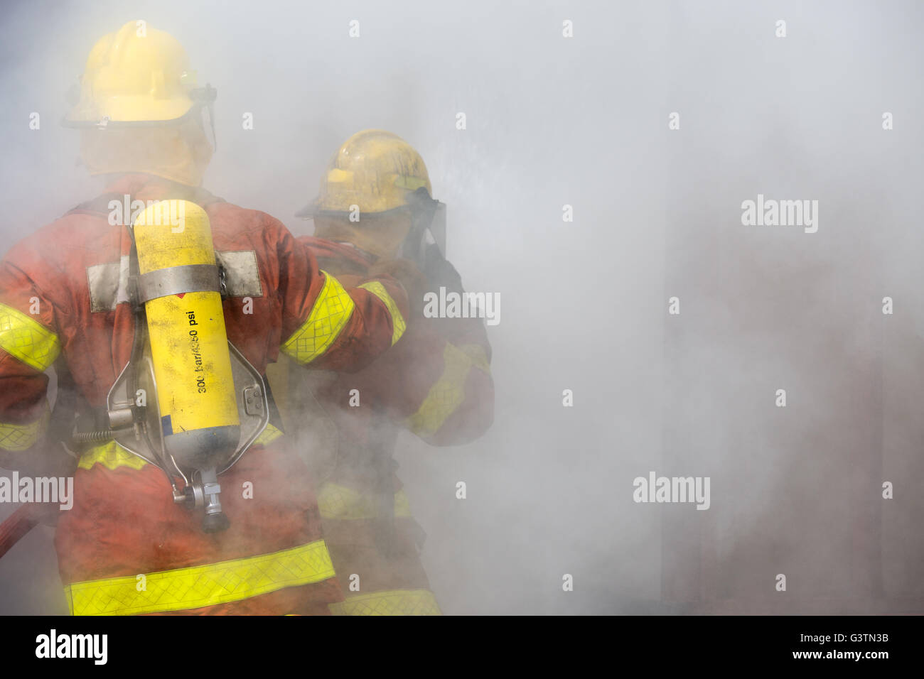 Feuerwehrmann im rauch -Fotos und -Bildmaterial in hoher Auflösung – Alamy
