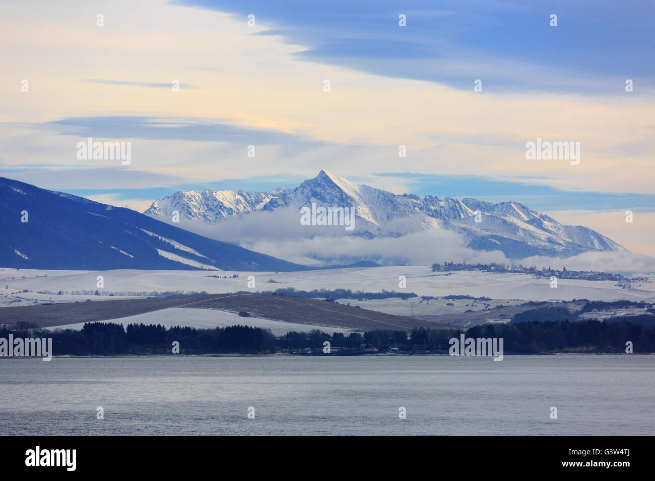 Winterlandschaft in der hohen tatra -Fotos und -Bildmaterial in hoher ...