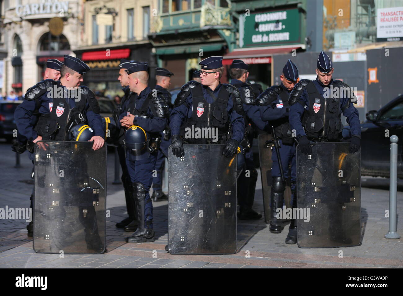 Riot Polizei vor dem Bahnhof im Stadtzentrum von Lille, Frankreich, wie ...