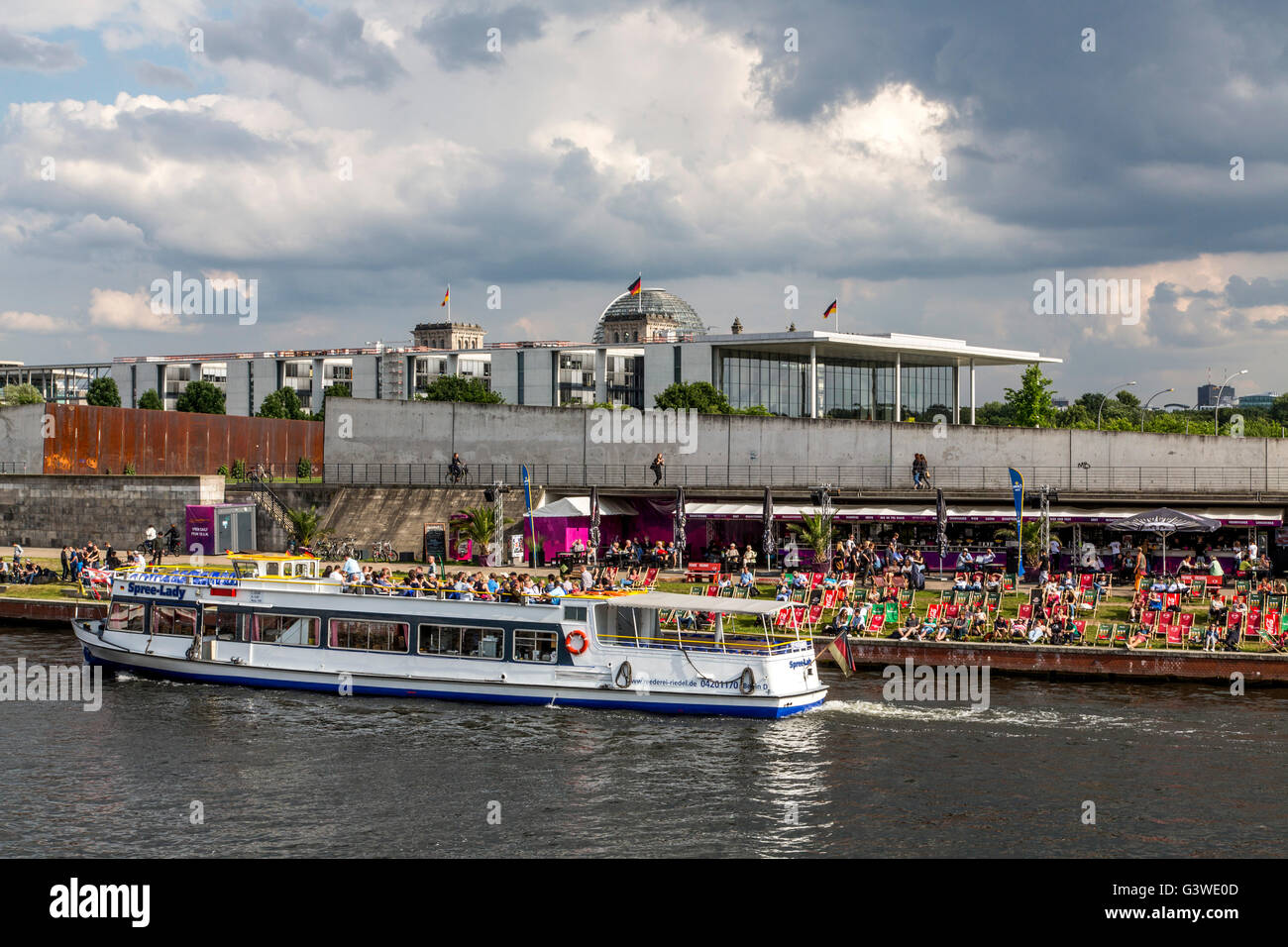 Fluss Kreuzfahrt Boote, Sightseeing-Trip am Fluss Spree, Berlin ...