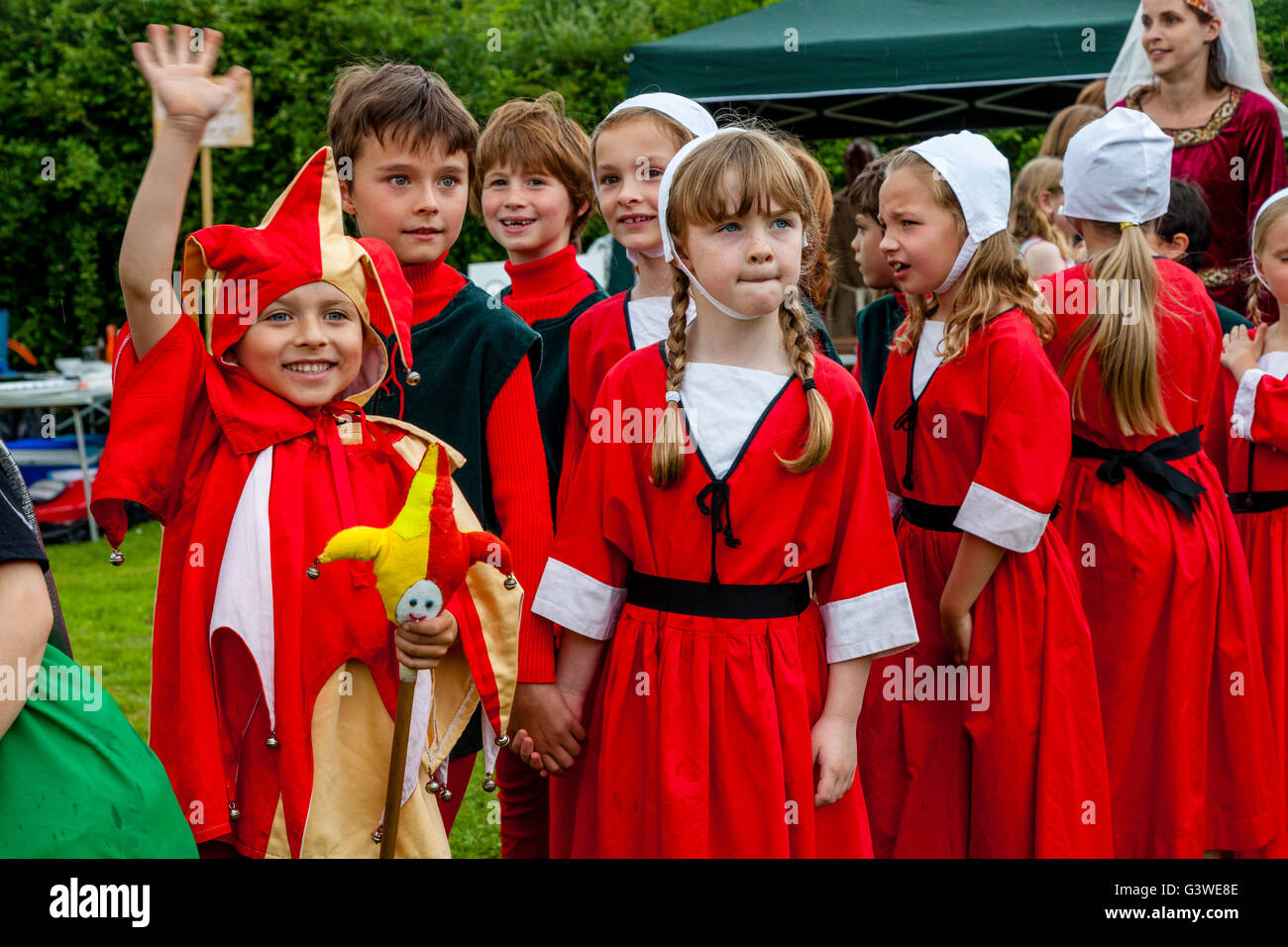 Kinder nasse kleider -Fotos und -Bildmaterial in hoher Auflösung – Alamy