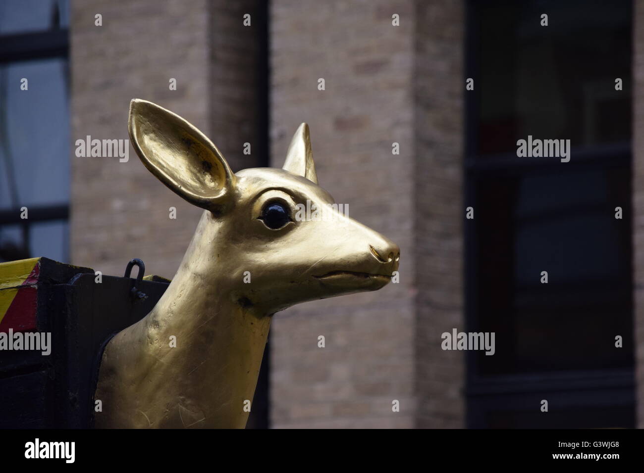 Goldene skulptur london -Fotos und -Bildmaterial in hoher Auflösung – Alamy