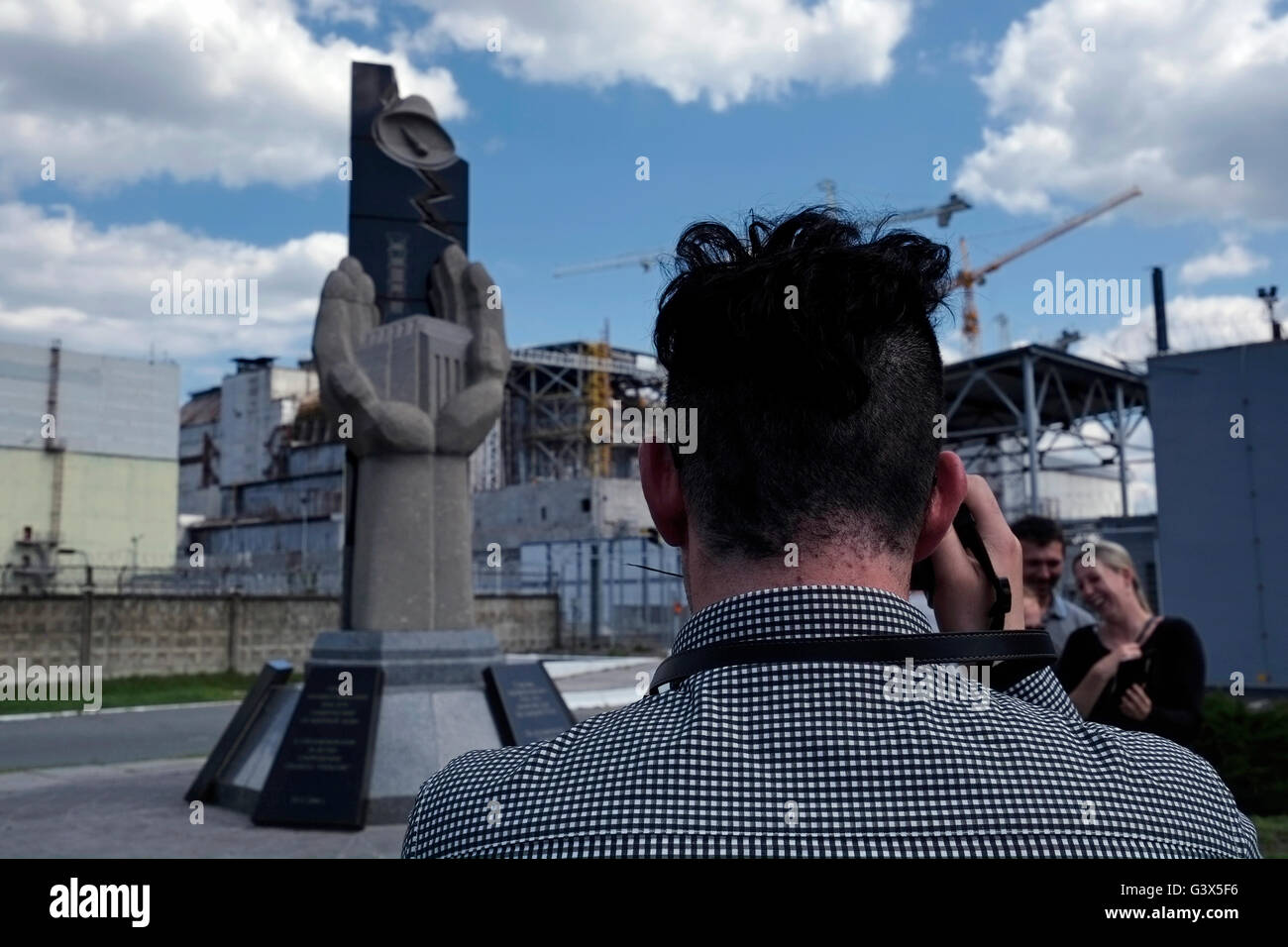 Besucher auf dem Gelände der Gedenkstätte Reaktorunfall von Tschernobyl ...