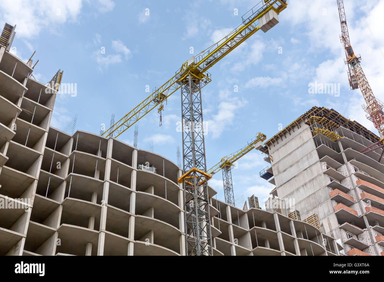 Betonbau im Bau mit Turm Kräne Stockfotografie - Alamy