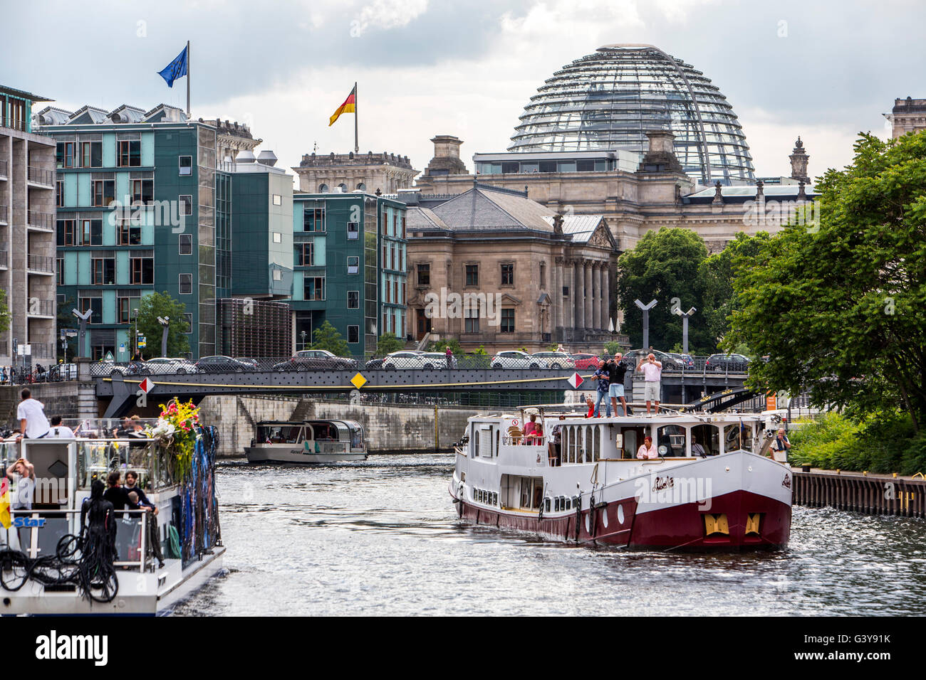 Flusskreuzfahrt Boote, sightseeing Tour, am Fluss Spree, Capital Beach ...