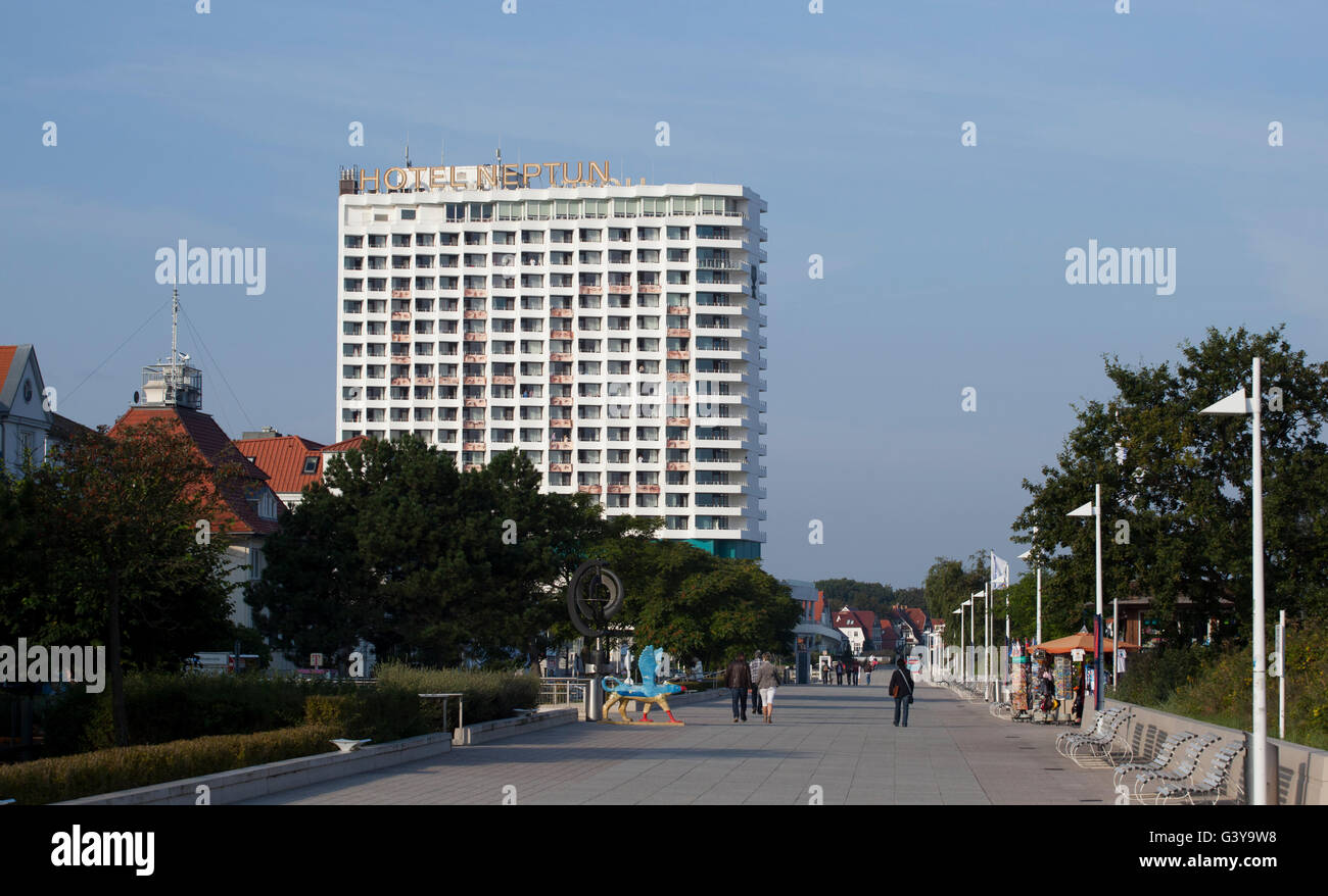 Hotel neptun mit strandpromenade -Fotos und -Bildmaterial in hoher ...