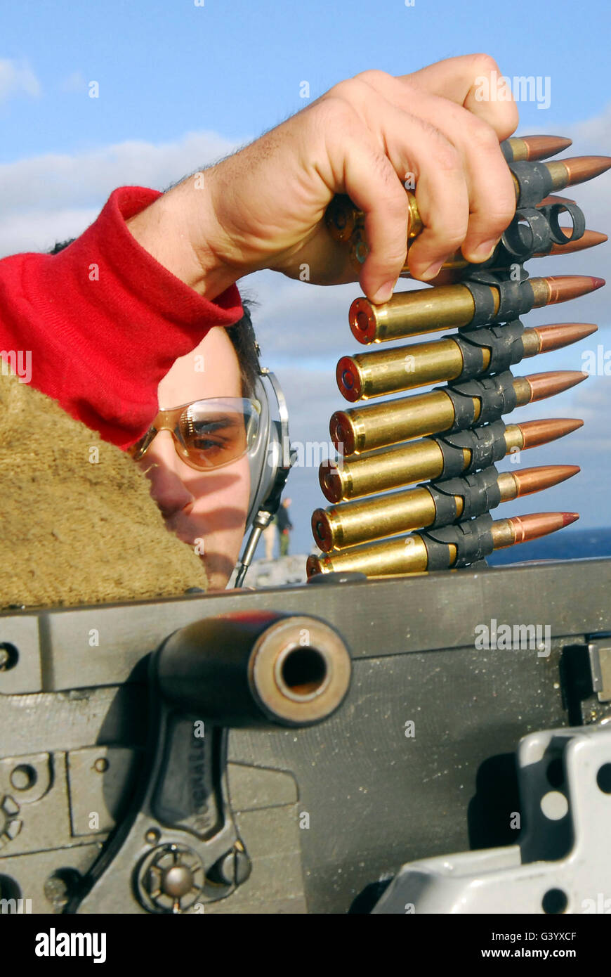 Luftfahrt-Ordnanceman lädt eine 50-Kaliber Maschinengewehr ...
