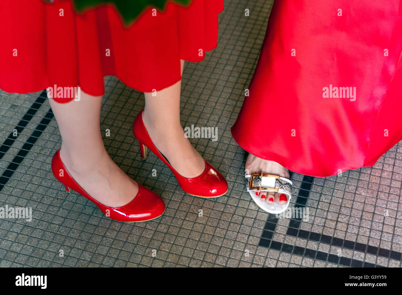 Frau mit roten schuhen -Fotos und -Bildmaterial in hoher Auflösung – Alamy