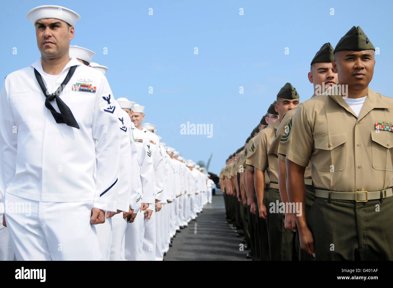 Matrosen stehen stramm -Fotos und -Bildmaterial in hoher Auflösung – Alamy