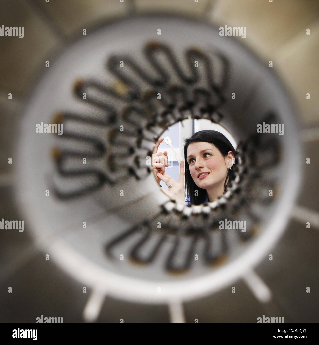 Die Labortechnikerin Lisa Muir schaut durch einen Hochtemperaturofen ...