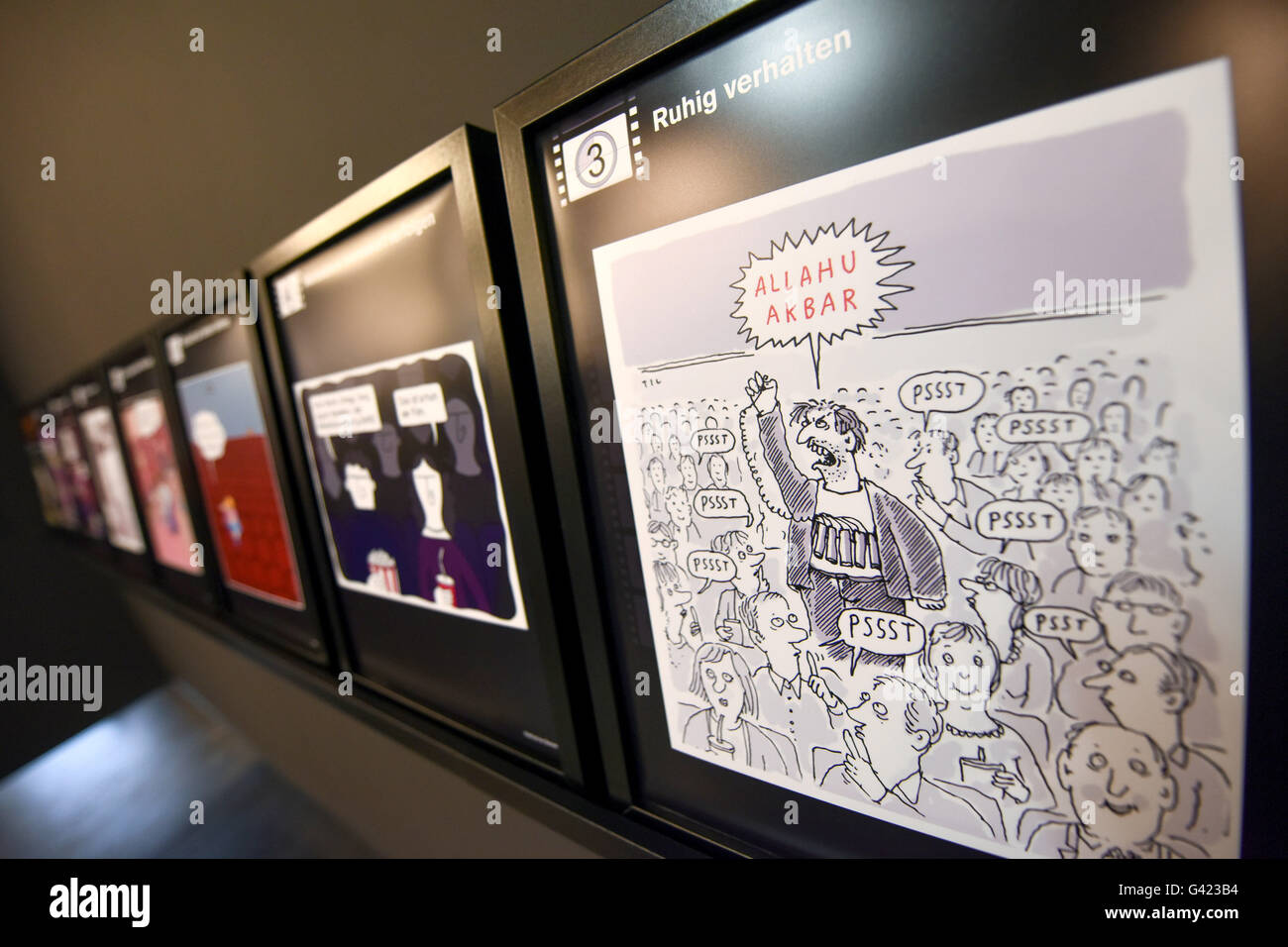 AA Cartoon "Hölderlin Behavior" von Til Mette hängt an der Wand bei der ...