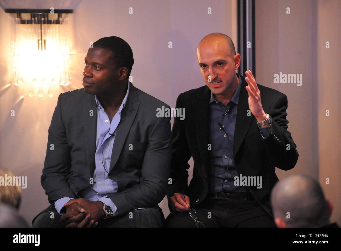 (L-R) Martin Offiah und Matthew Syed diskutieren das Verhalten von ...
