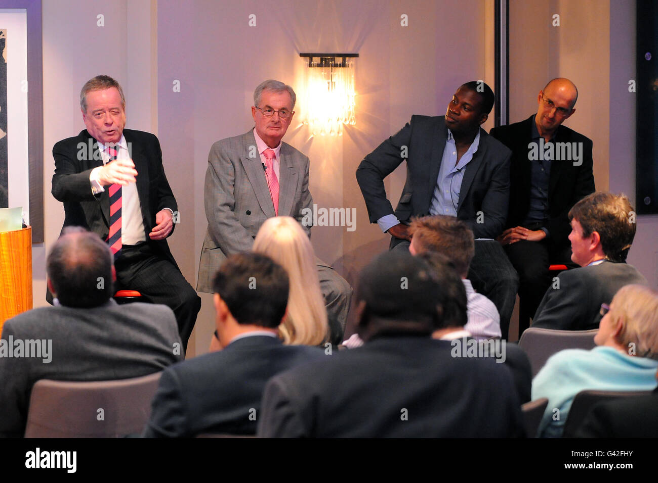 Sportplatz panel lord peter snape -Fotos und -Bildmaterial in hoher ...