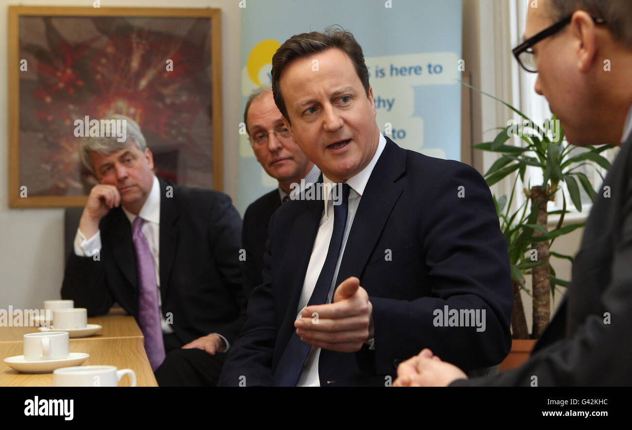 Premierminister David Cameron (Mitte) und Gesundheitsminister Andrew ...