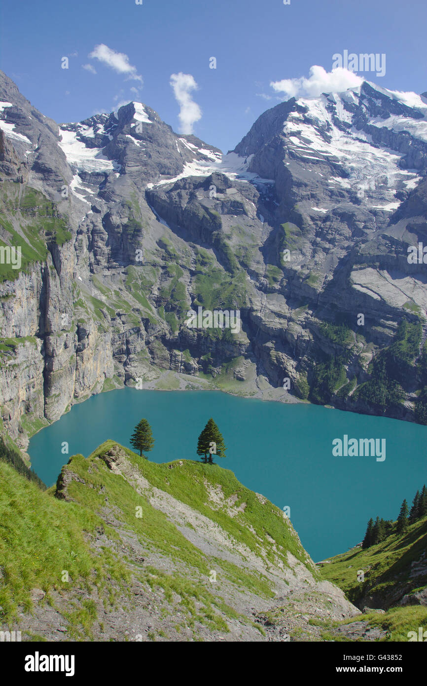 Oeschinensee mit Doldenhorn, in der Nähe von Kandersteg, Schweiz ...