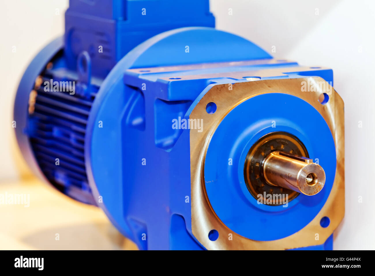 Getriebe auf großen Elektromotor im Industrieanlagen-Werk ...