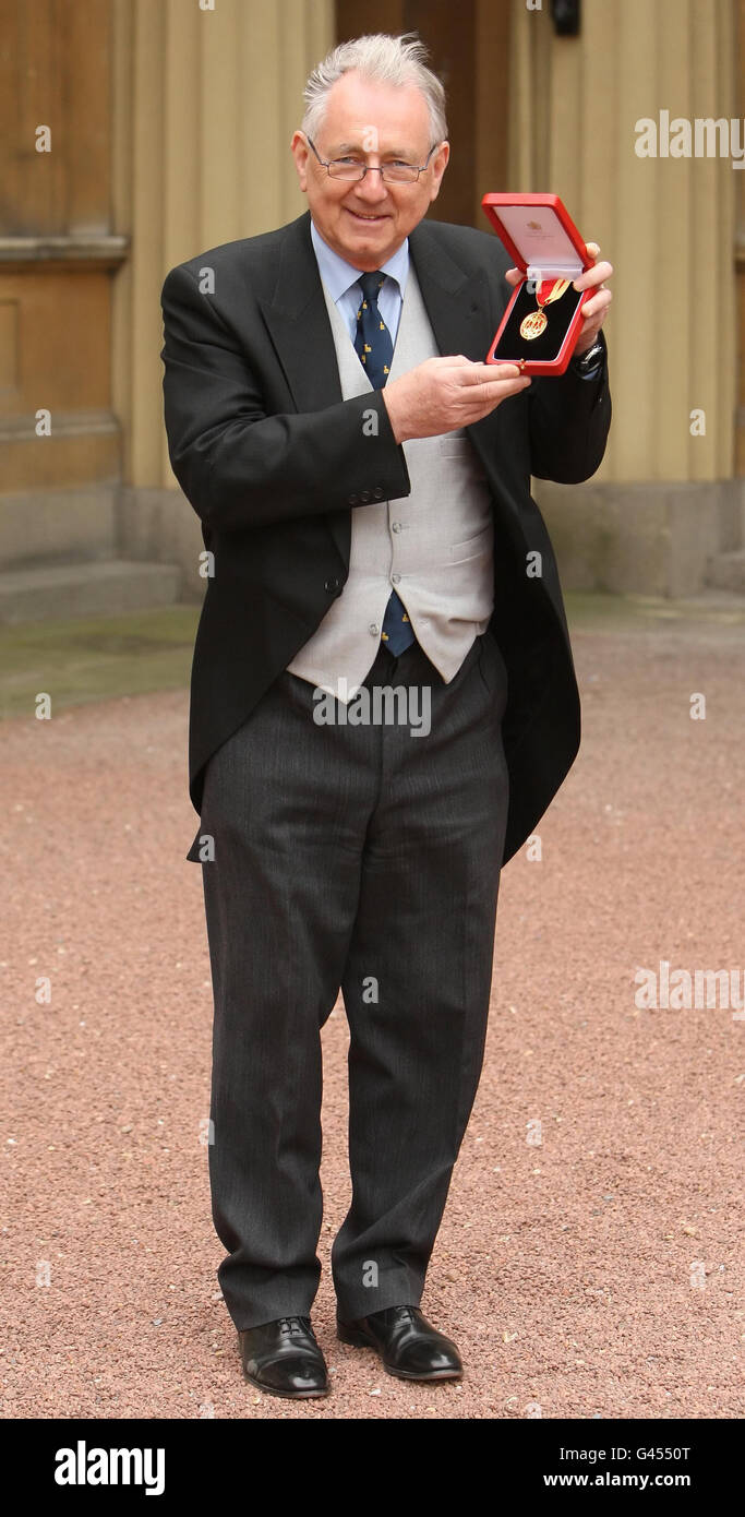 Sir peter bottomley mit seiner ritter junggesellenmedaille -Fotos und ...