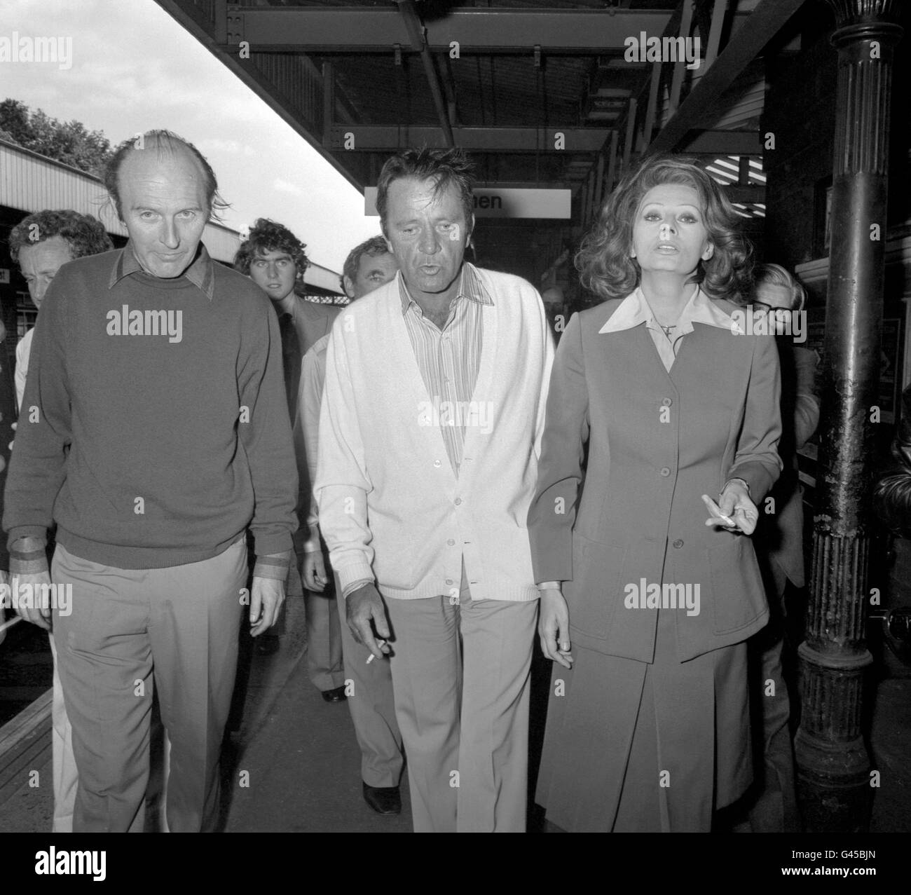 Schauspieler Richard Burton, Mitte, mit Sophia Loren am Standort ...