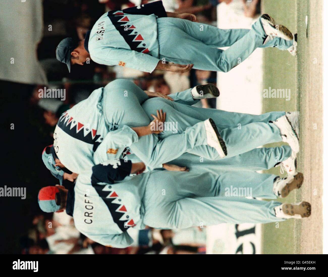 Der England Bowler Darren Gough klettert auf den Rücken von Alan ...