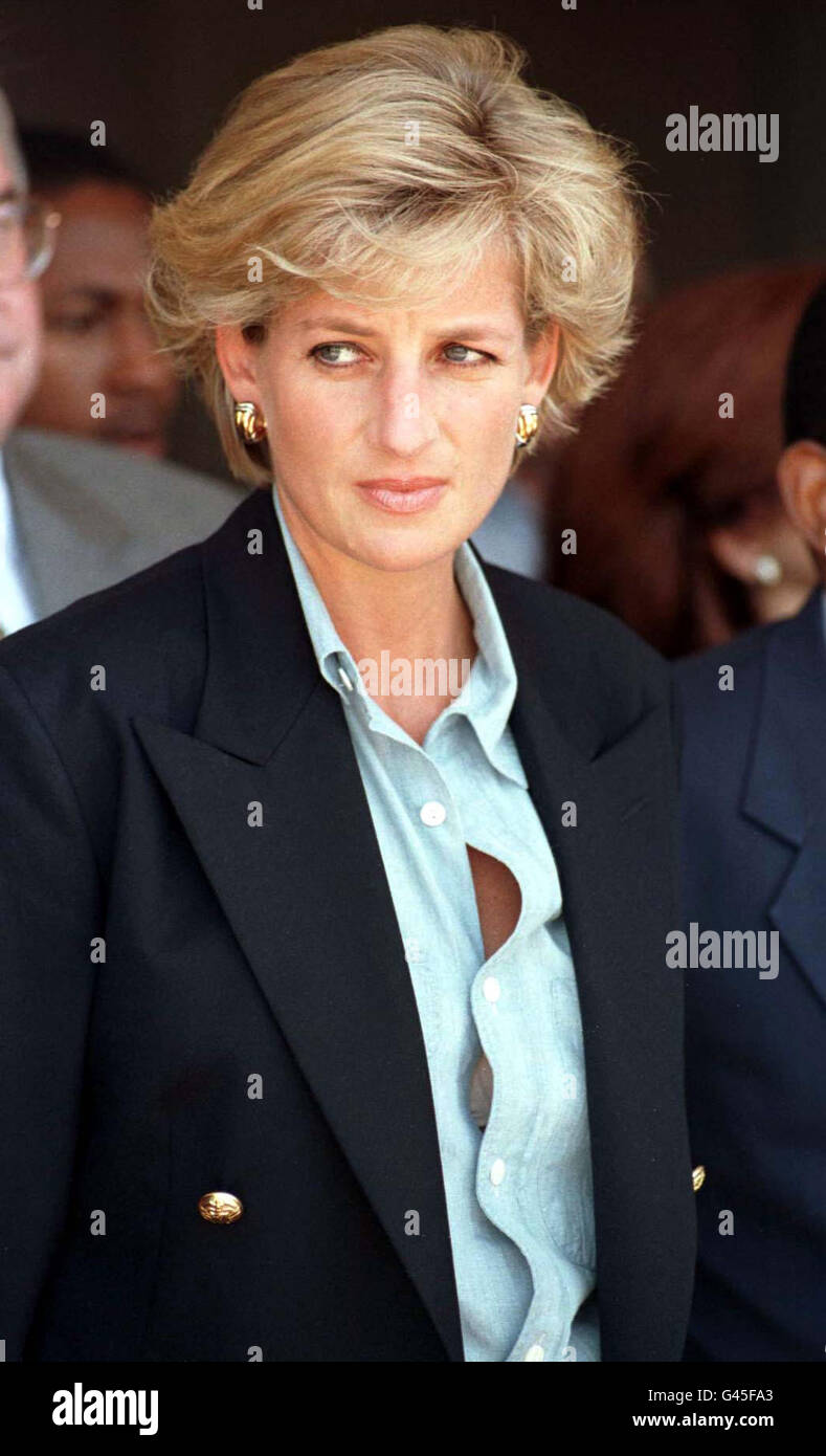 Diana, Princess of Wales, abgebildet auf dem Flughafen Luanda in Angola ...
