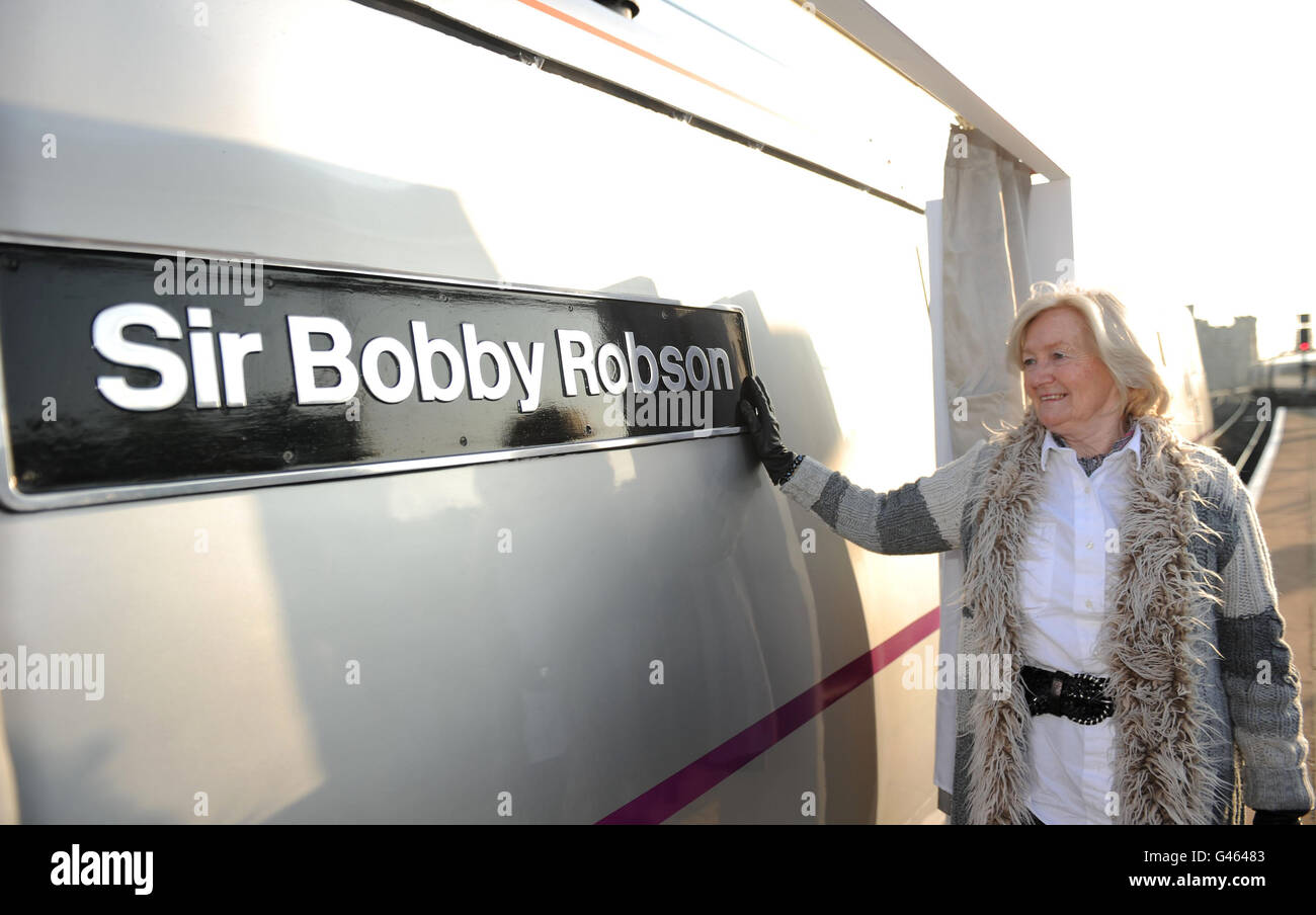 Sir Bobby Robsons Witwe Lady Elsie Robson bei der Enthüllung der Sir ...
