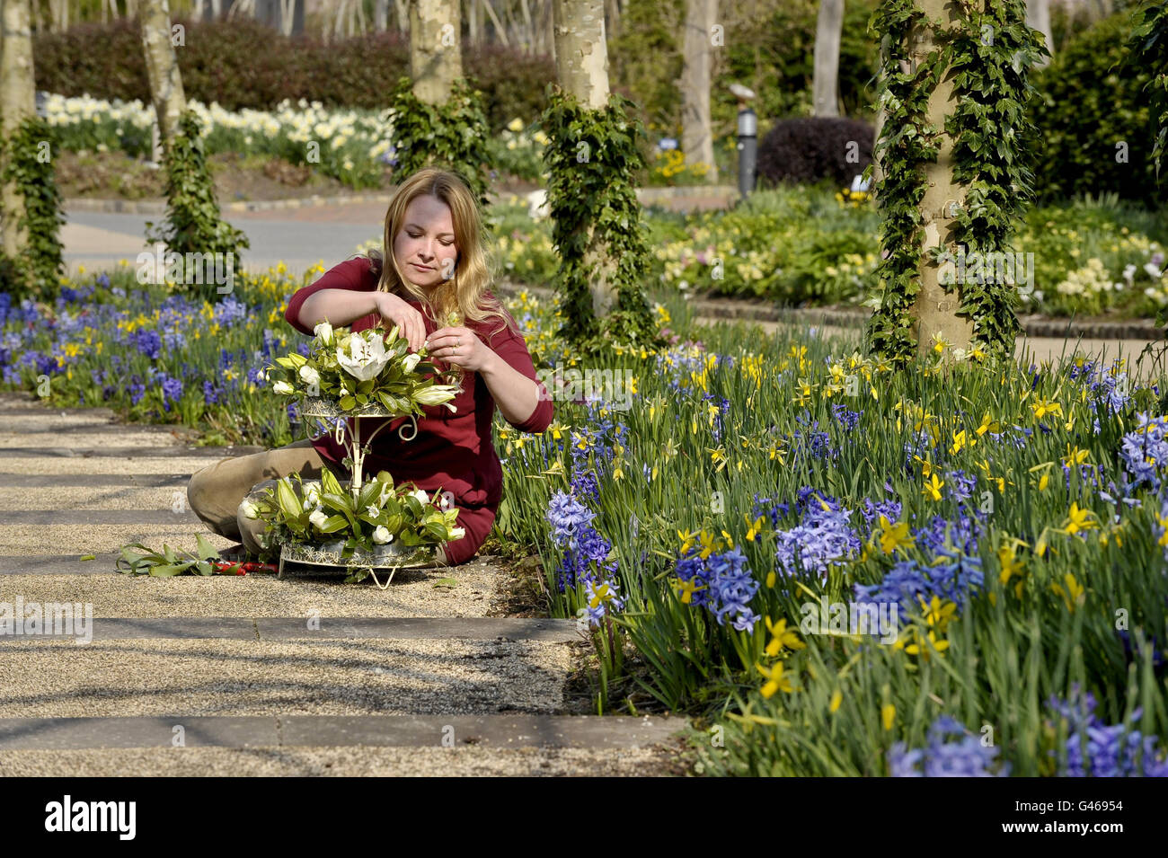 Emma Ball, die temporäre Ausstellungsleiterin, sitzt neben Hyazinthen ...