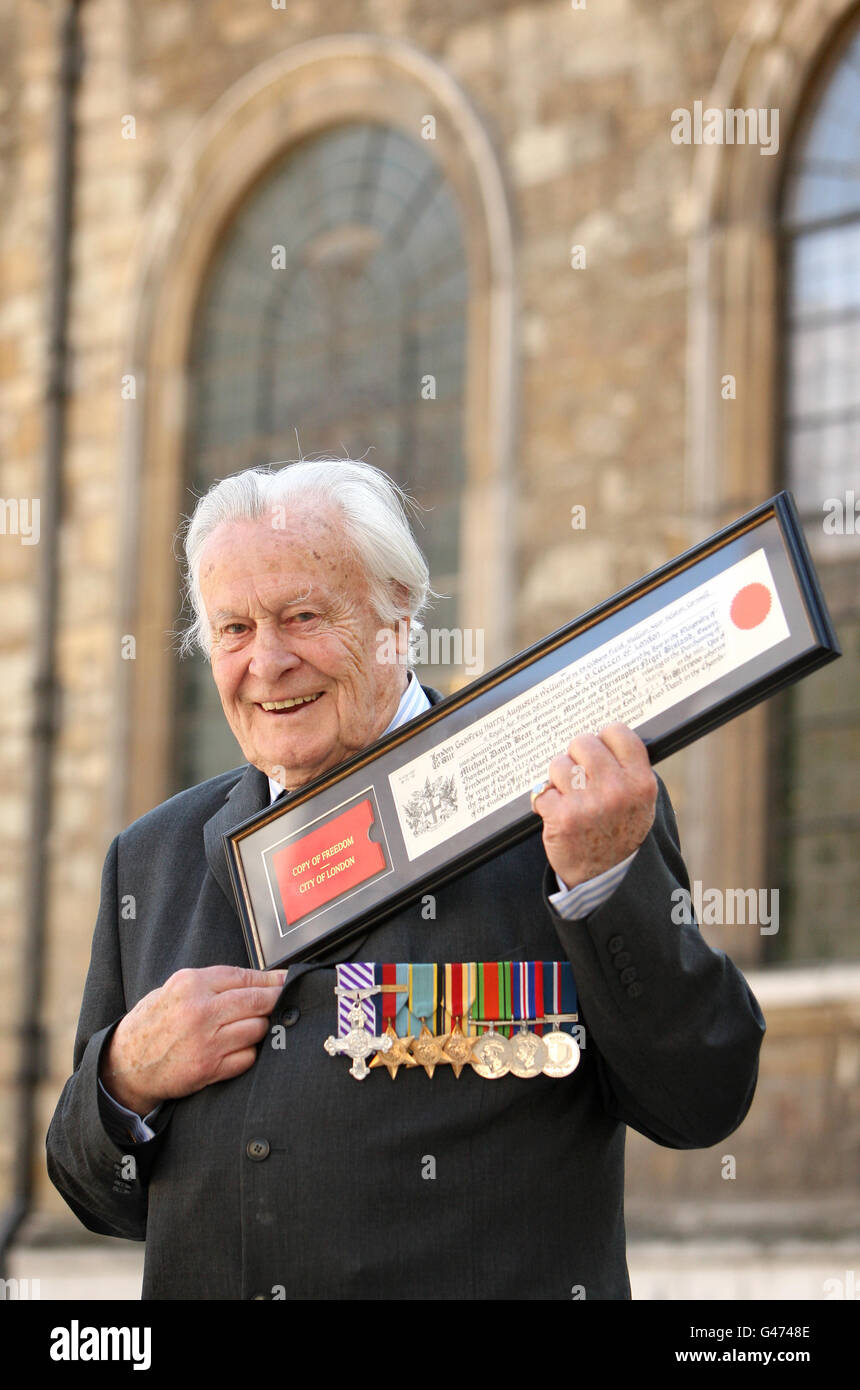 Squadron leader geoffrey wellum dfc -Fotos und -Bildmaterial in hoher ...