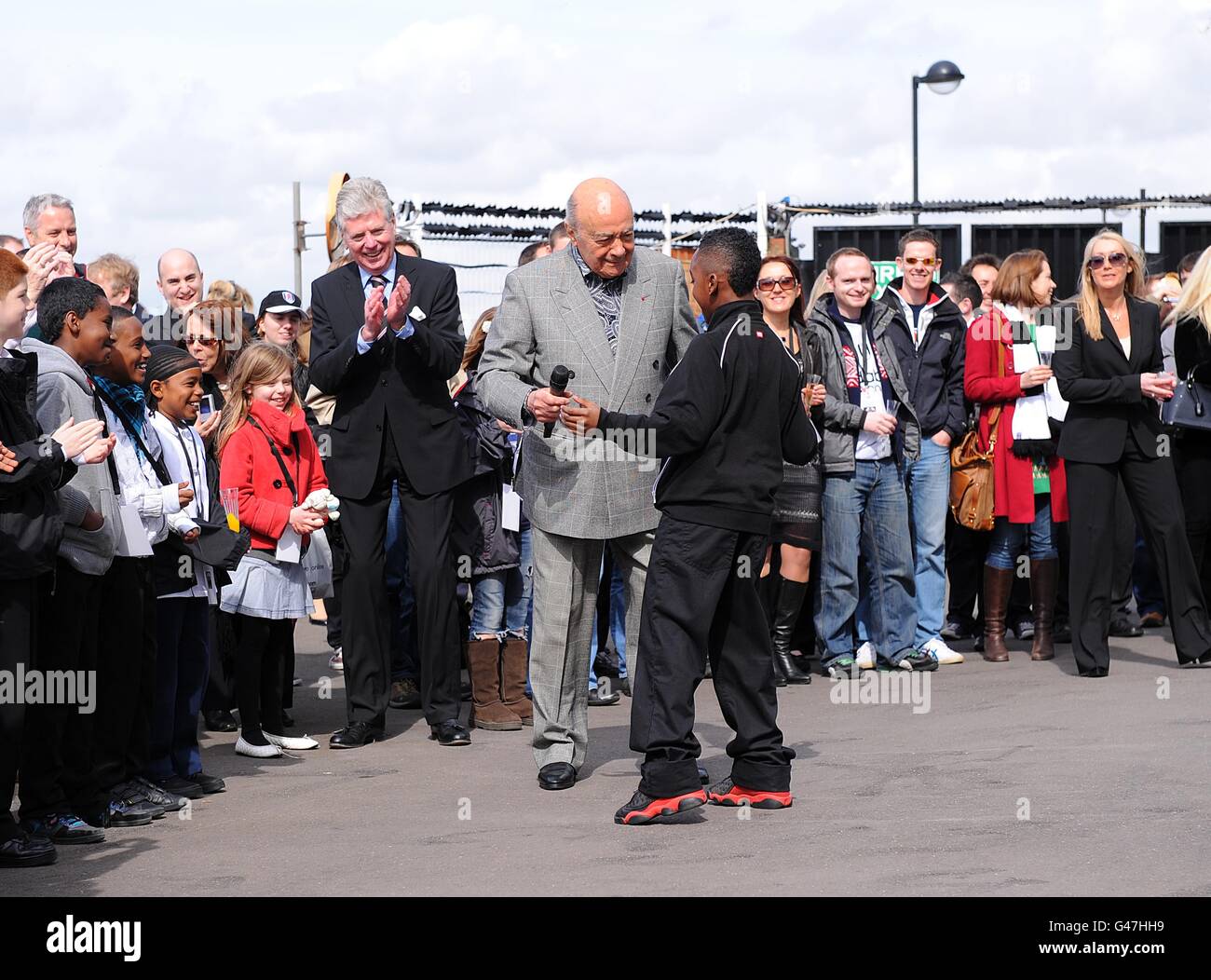 Fulham Vorsitzender Mohamed Al Fayed (Mitte links) Tanzt mit einem ...