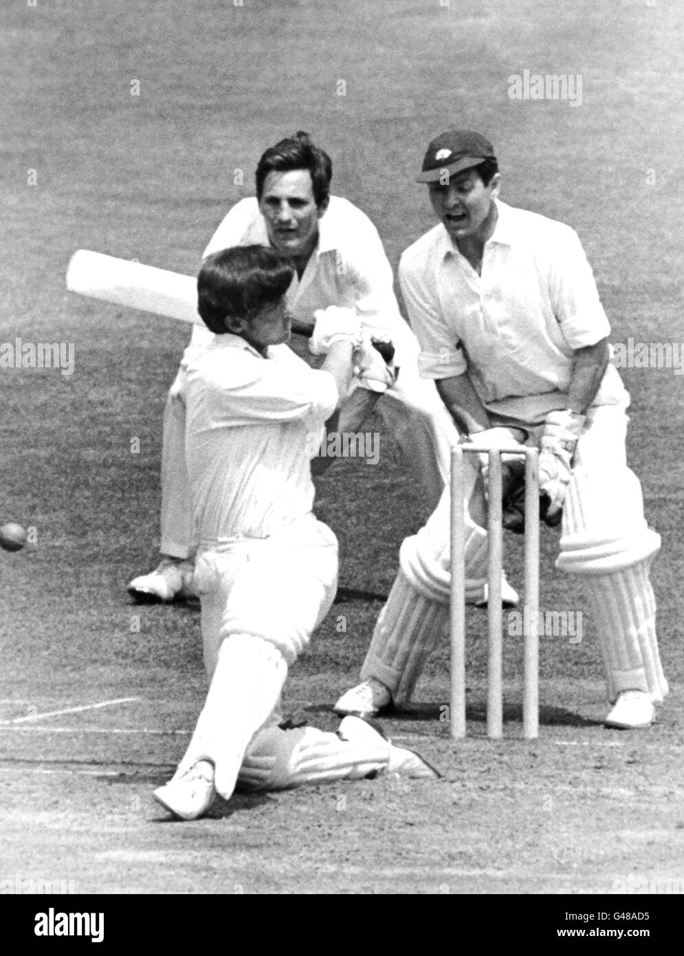 Wicket keeper jimmy binks -Fotos und -Bildmaterial in hoher Auflösung ...