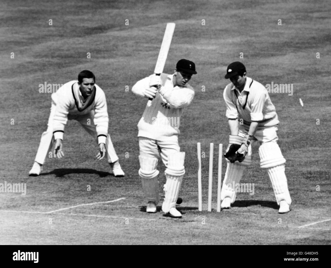 Wicket keeper jimmy binks -Fotos und -Bildmaterial in hoher Auflösung ...
