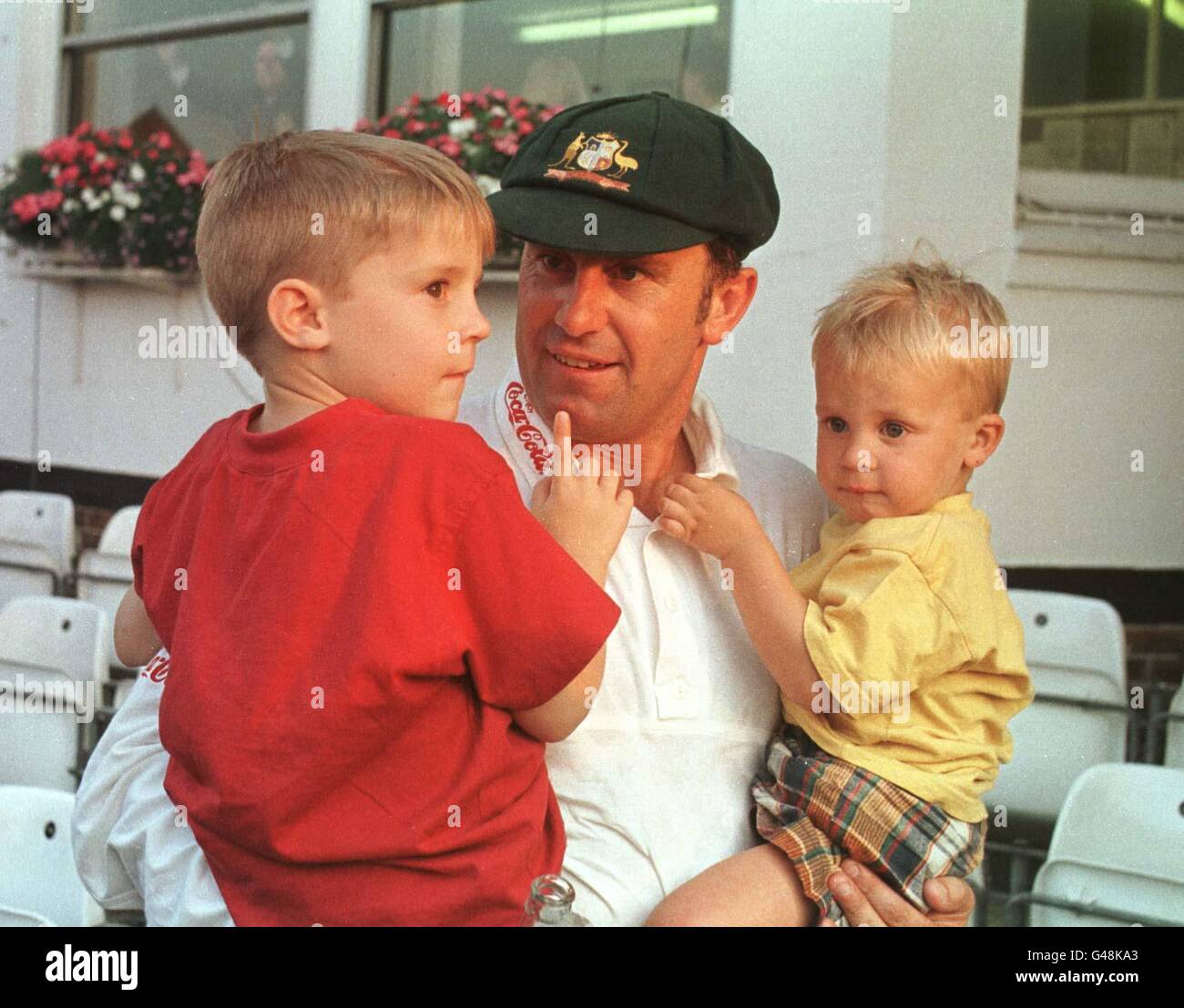 Der australische Kapitän Mark Taylor mit seinen Söhnen Jack 5 und ...