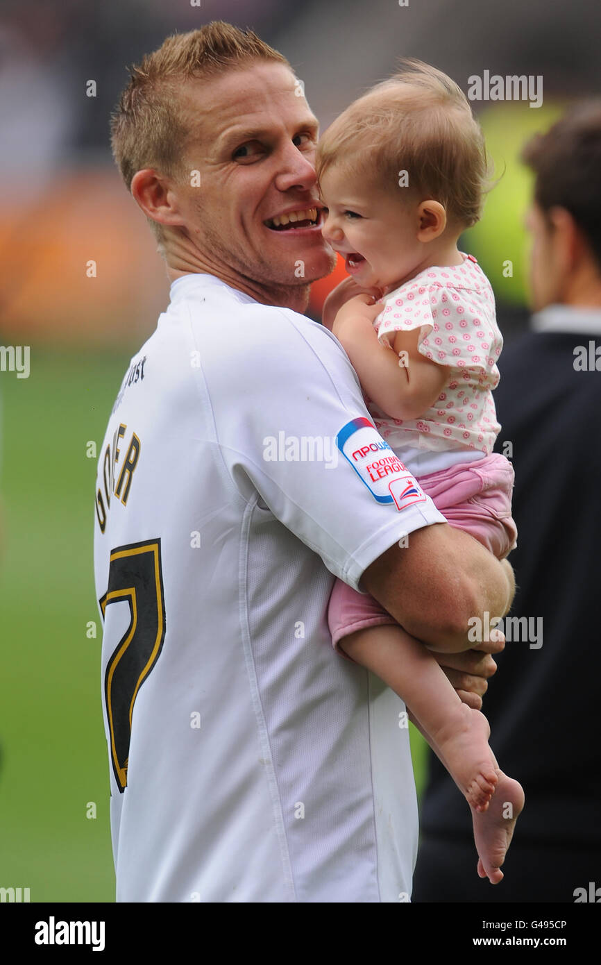 Swansea citys mark gower feiert mit seiner tochter -Fotos und ...