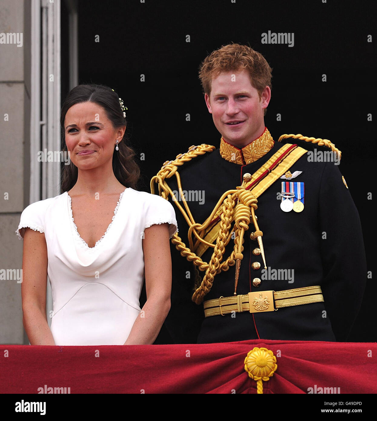 Pippa Middleton und Prinz Harry erscheinen auf dem Balkon des ...